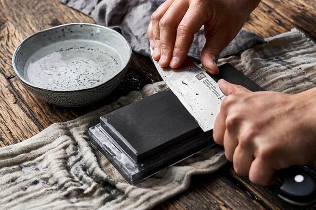 Sharpening knives - the right angle | ZWILLING.CA
