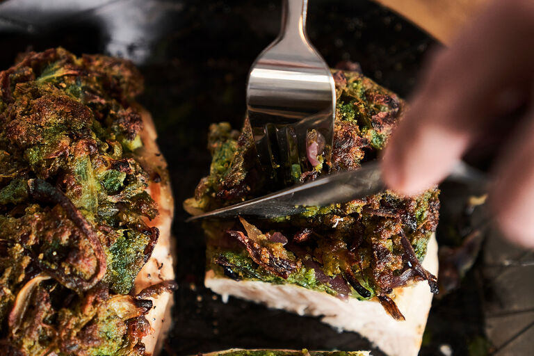 Deliziosa ricetta di Petto di pollo in crosta di cipolla e prezzemolo ...