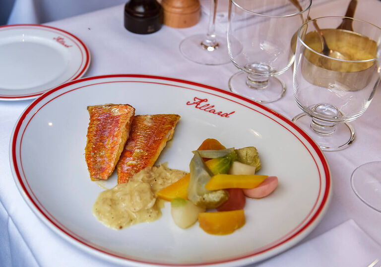 Deliziosa ricetta di Triglia rossa con salsa beurre blanc e radici ...