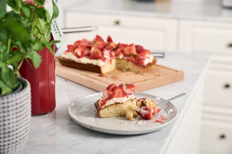 Recipe for a delicious STRAWBERRY SQUARES | ZWILLING.COM