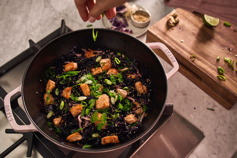 Recipe for a delicious Red cabbage wok noodles with salmon | ZWILLING.COM