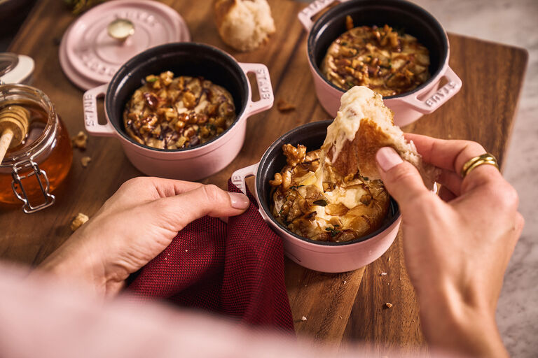 Recipe for a delicious Camembert from the mini cocotte with honey ...